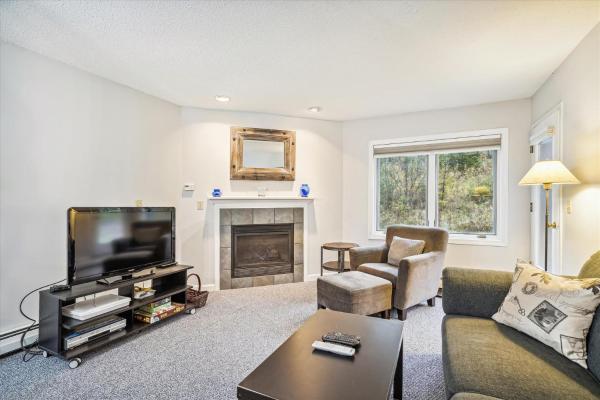 Beautifully Decorated 3 Bedroom Condo Nestled Slopeside On Pico Mountain Ski-in Ski-out G101 - Killington, VT