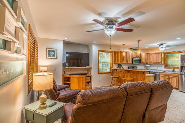 New Homosassa Captains Quarters In Old Homosassa On Hancock Dr. Sleeps 8 In 2 Kings, 2 Queens - Homosassa, FL