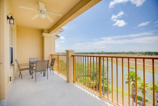 Top-floor Luxurious Lakeview Condo - Orlando, FL