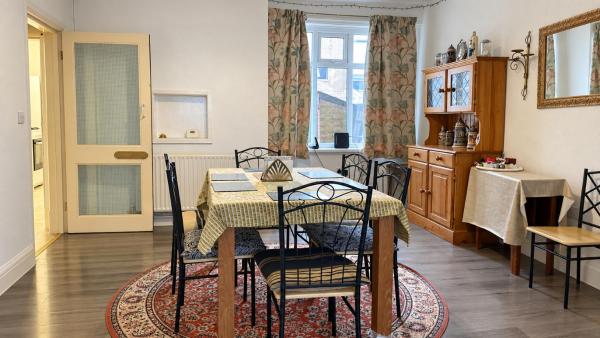 Renovated 4-bed Home Sleeps 9 With Parking & Spa - Blackpool