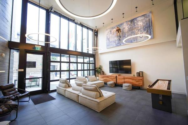 Modern Japantown Townhome Bright And Stylish - San Jose, CA