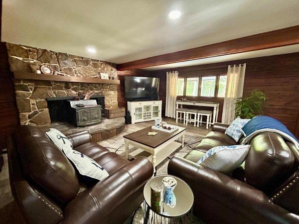 Contemporary Cabin With 2 King Beds - Indiana