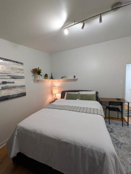 Room #3 - Queen Size Bedroom In Shared Townhouse - Toronto