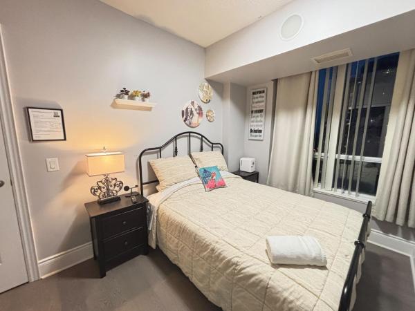 Home Stay - Room With Yonge Street View And 3 Star Hotel Amenities - Toronto, ON