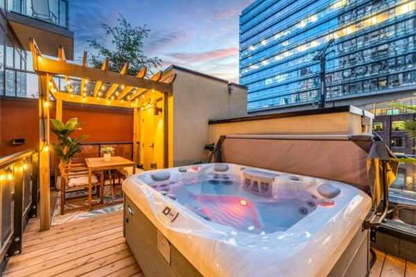 Iconic Dt Townhouse Rooftop Hot Tub Sleeps 12 - Rosedale, ON, Canada