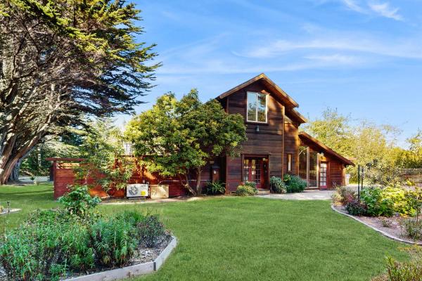 Architectural Retreat Hot Tub Gardens & Dog Yard - Mendocino, CA