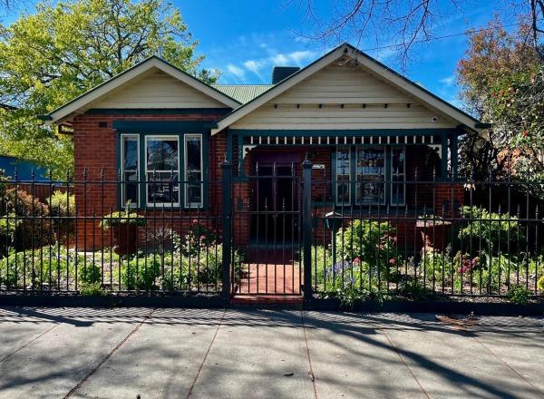 Executive Cottage, Luxe 1930s Stay In The Heart - Wodonga