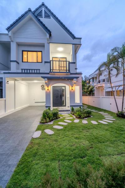 Stylish 3 Bedroom Villa With Garden, Chalong - By Poshsaga - プーケット