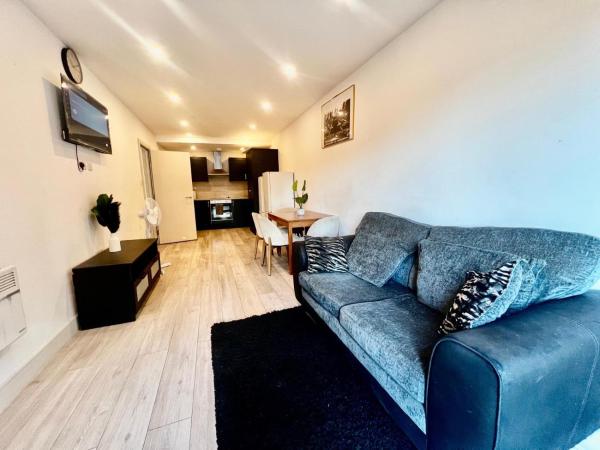Apartment Sleeps 5 Near High Street - 엡솜