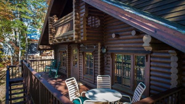 Storybook Alpine Log Cabin - Young Harris, GA