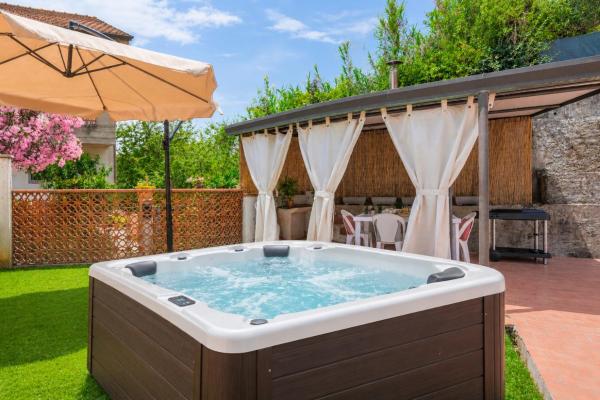 Maisontuscany - Jacuzzi - Carrara