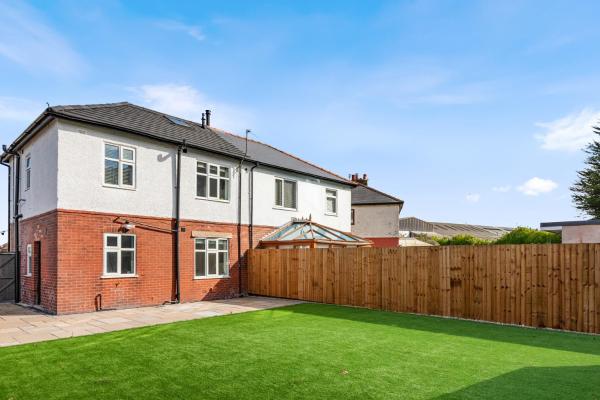 4 En-suite Doubles, 3-car Driveway Sleeps 8 - Preston