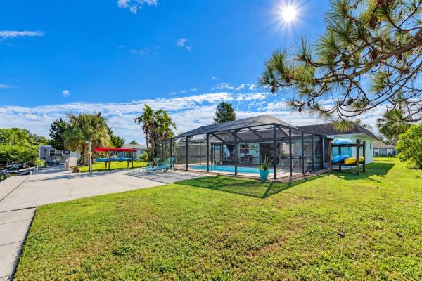 Cozy Oasis Screened Pool Picturesque Water Canal Views! - Hudson, FL