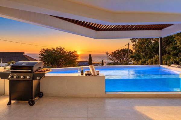 Modern Camps Bay Villa Heated Pool & Ocean View 5-star - Camps Bay