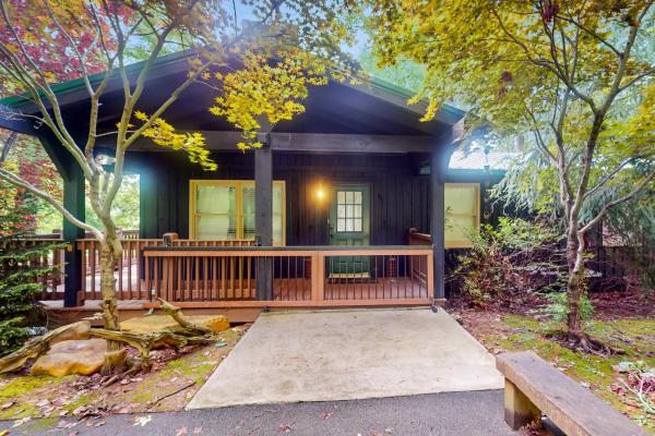 Lakefront Cabin W Private Dock Hot Tub Cigar Room - Dandridge, TN