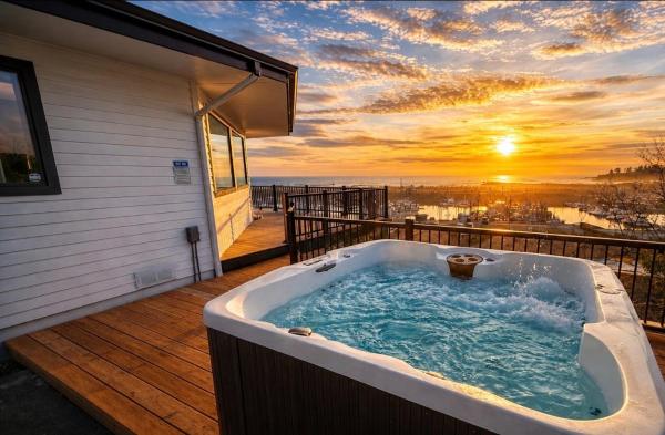 The White Haus - Harbor Views, Hot Tub, Game Room - Brookings, OR