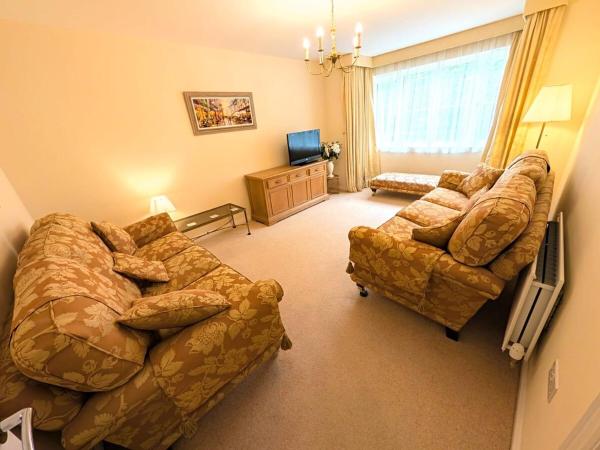 4 Beds, Private Parking, 3 Showers, 4 Toilets - Nantwich