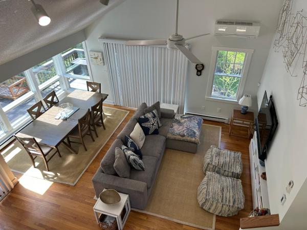 Contemporary Split Level In Majors Cove - 매사추세츠
