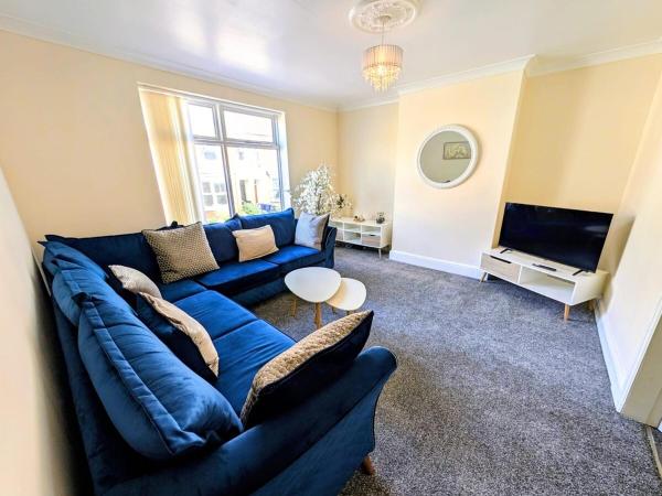3 Bedroom Modern Apartment With Parking - Stoke-on-Trent