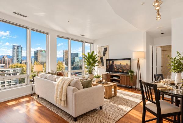 City Lights And Comfort Stylish 2br - Vancouver