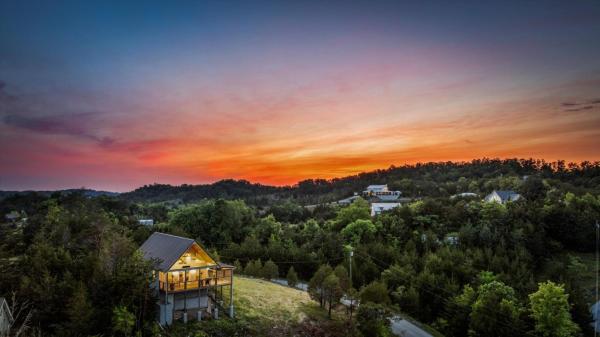 Tn Whiskey Cabin- Lake And Mtn Views- Covered Deck- Game Room- Pool Table- Bbq- Pets & Hot Tub - Dandridge, TN