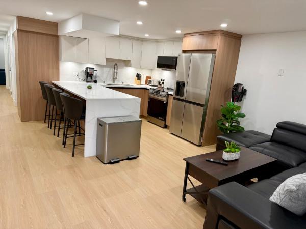 Luxury 2 Bed 2 Bath Suite With King Beds And Ev Charger Near Surrey Central - Surrey
