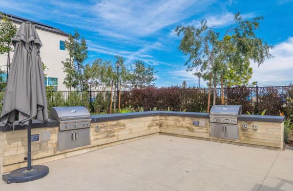 距离机场附近的舒适的整栋房源出租 - Fontana, CA