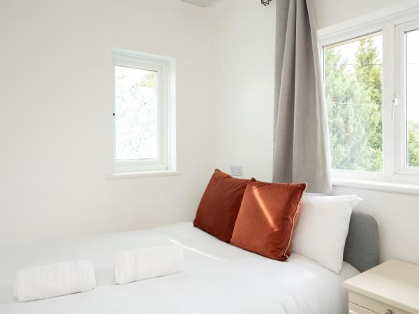 4 Bed With Driveway Next To The Station - Crawley