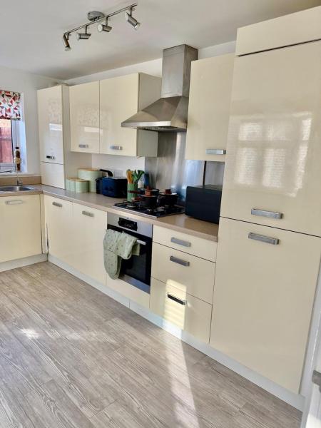 Nisha Stays Spacious 3-bed House In Swindon - Swindon