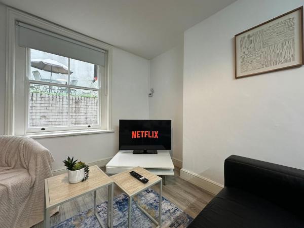 2 Bedroom Notting Hill Apartment With Private Garden By Dewan Residences - Chelsea