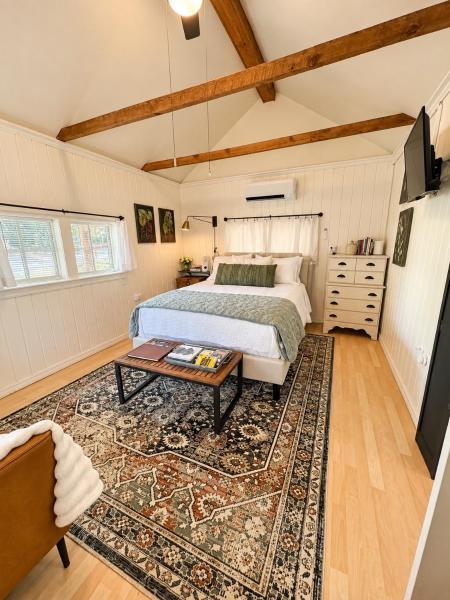 Crown & Cedar A Cozy Eureka Springs Cottage - Eureka Springs, AR