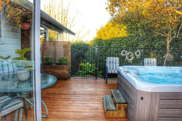 Secluded Room With A Spa Bath On A Private Terrace - Rotorua
