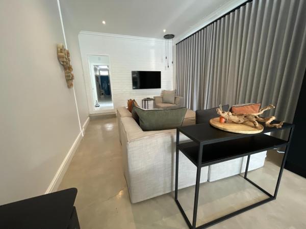 Stylish House In Quiet Neighbourhood - Le Cap