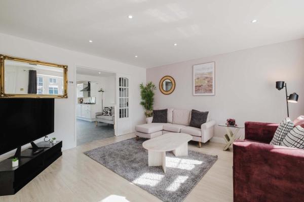 Stylish 3 Bedroom House With 2 Bathrooms & Parking - Northampton, UK