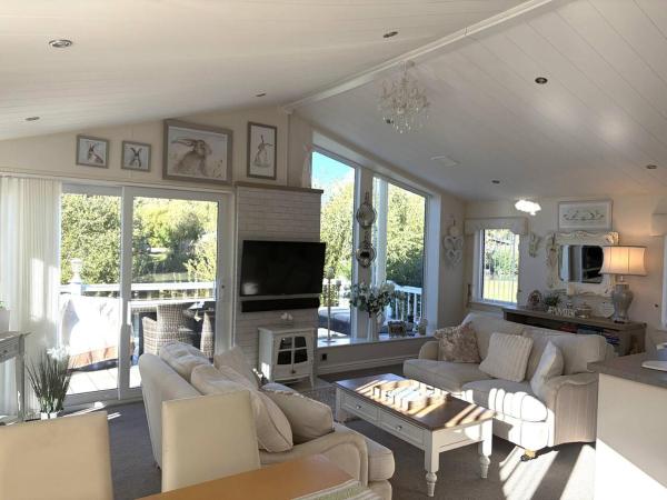 Lakeside Lodge Hot Tub Retreat - England
