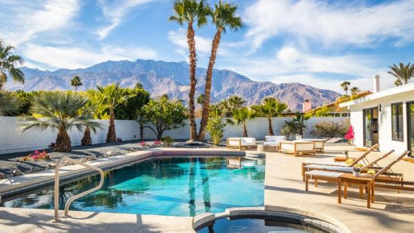 Poolside Escape With Game Room For Groups - Palm Springs, CA