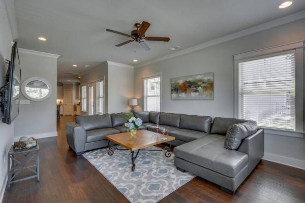 Elegant 4 King Belmont Retreat With 2 Living Rooms Walk To Belmont And Vanderbilt Near 12th South Music Row & The Gulch 2 Miles To Broadway Large Dining Table Smart Tvs Parking 24 Hr Hospitality