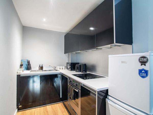 Modern 2 Bed Apartment Near Leeds Station Sleeps 5 - Leeds Bradford Airport (LBA)