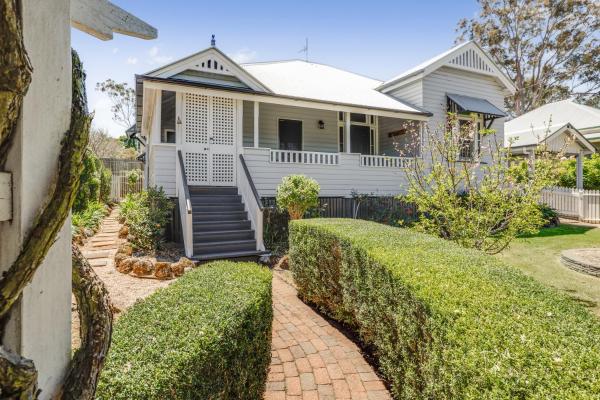 Heritage Charm Meets Modern Comfort In Mount Lofty - Toowoomba