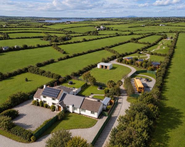 Mount Pleasant Hideaway Lodges, Bus, Cottages - Anglesey