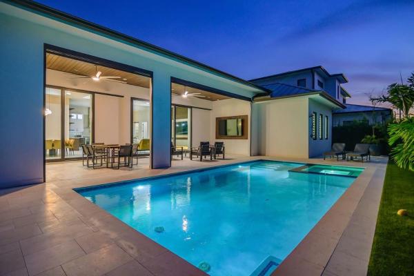 A Morningside Luxury Escape - New Build-pool & Spa - Naples, FL