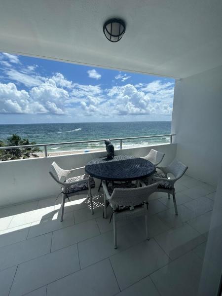 Oceanfront Studio With Balcony, Pool, Tiki Bar - Coconut Creek, FL