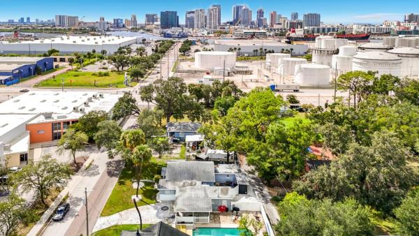 Palmetto Beach Compound. Pool. 4 Apartments - Tampa, FL