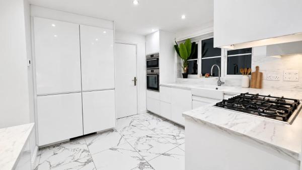 Spacious Modern 10 Bed Home 3 Baths Ideal For Large Groups & Free Parking - Cardiff
