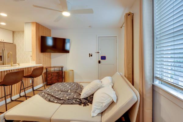 Near Trails & Haile Village! Modern Apt - Gainesville