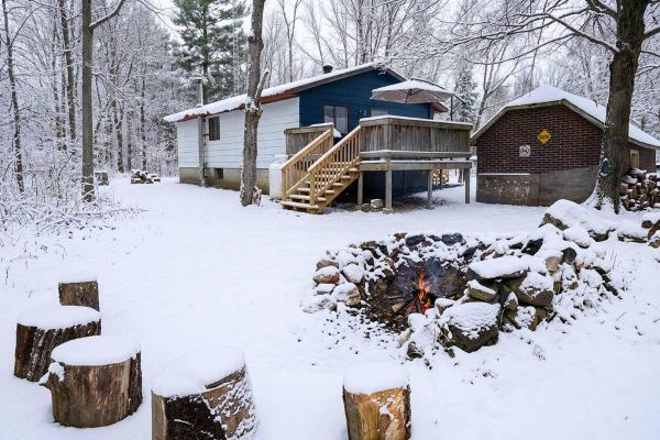 Modern Cabin Retreat With Patio & Outdoor Firepit -