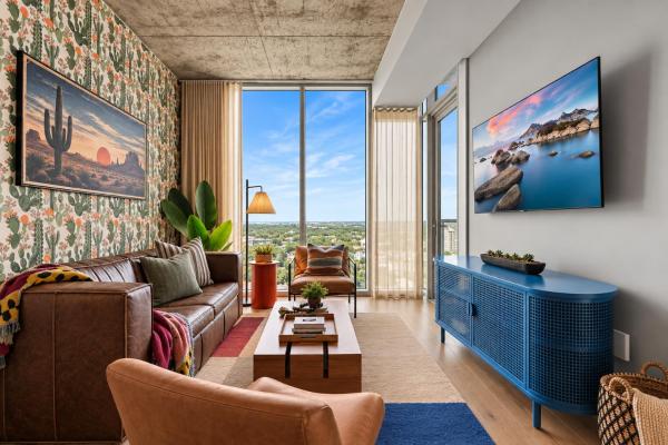 Downtown Austin Condo - Rooftop Pool & Skyline Views - Austin, TX