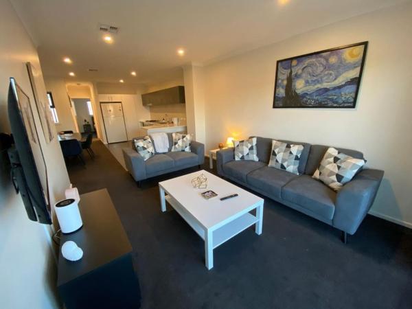 4br 3ba Modern Townhouse At The Heart Of Franklin - Canberra