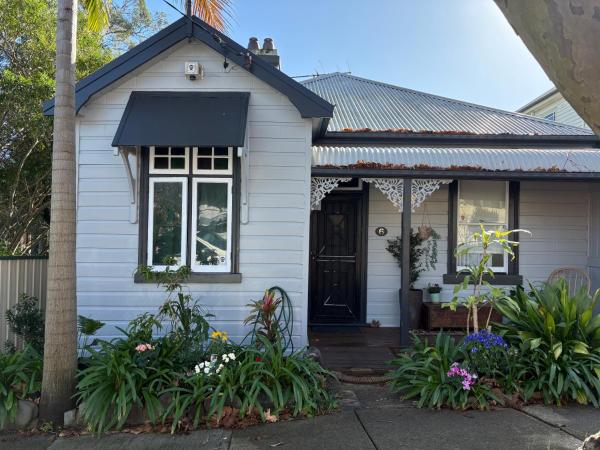 Charming Cottage In Hamilton Hub - Merewether