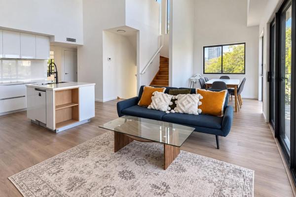 Luxe 4br In Mermaid Waters - Views And Waterfront Bliss - Broadbeach